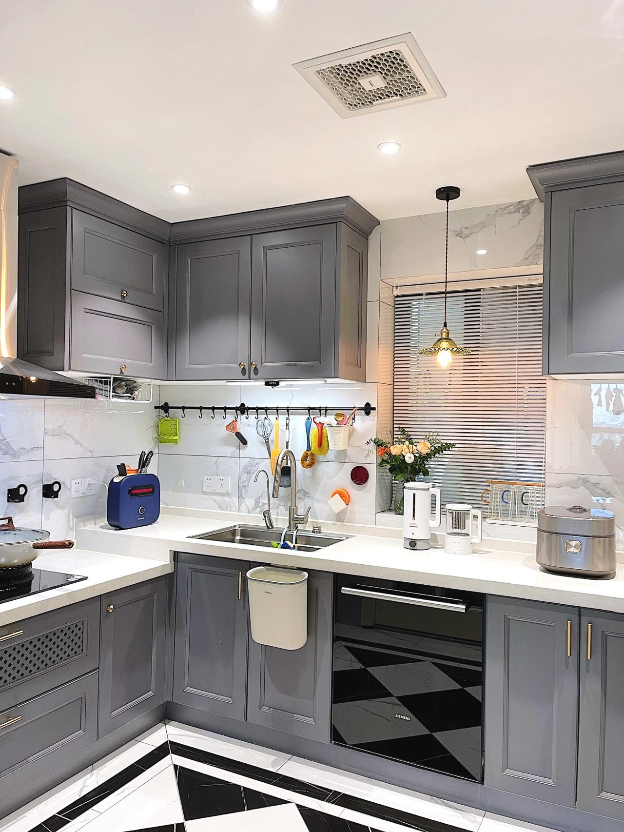 Her kitchen is only 4 square meters, but the storage is well-organized ...