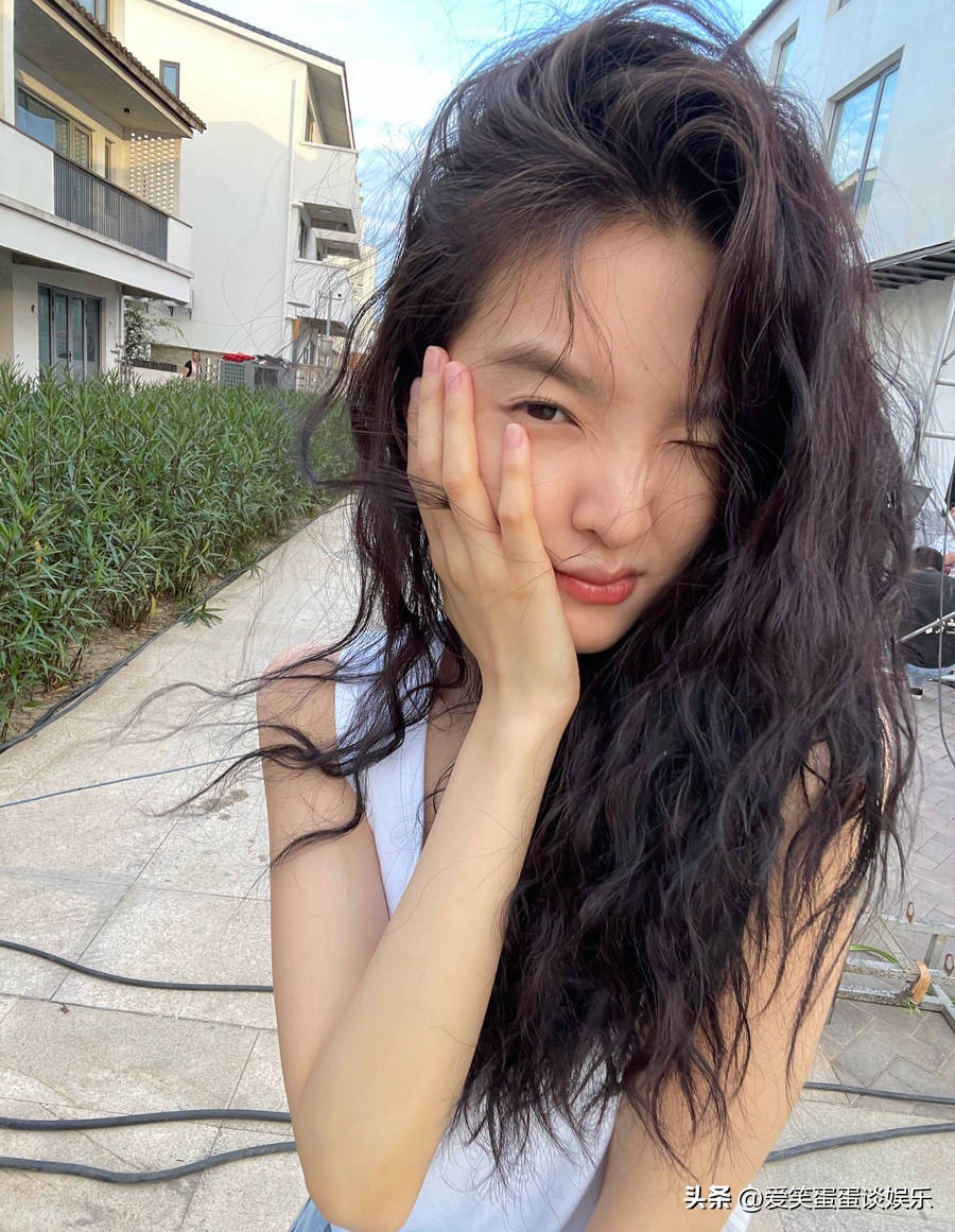 Zhang Ruonan's summer photo shoot is full of vigor, leisurely and ...