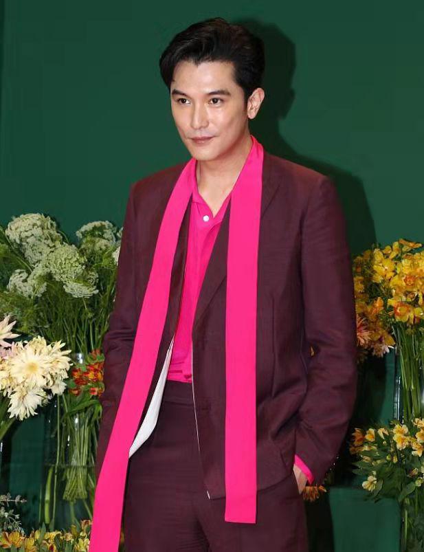 Qiu Ze made his first appearance after marriage. He was handsome in a ...