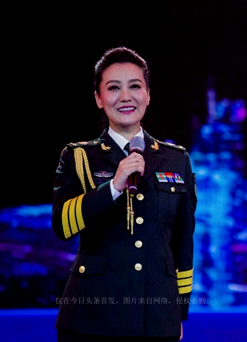 Tall and tall, Tan Jing, the most beautiful military singer in China ...