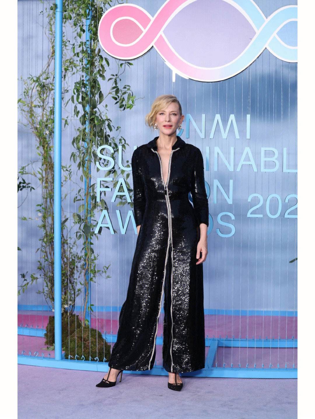 Queen's Splendid Splendor: Cate Blanchett's Shocking Performance in ...