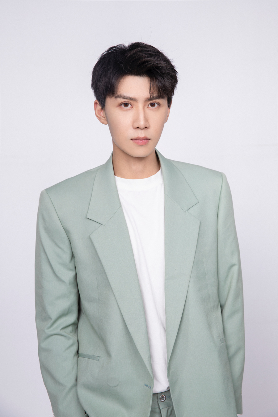Ren Youlun's birthday photo released, minimalist style without losing ...