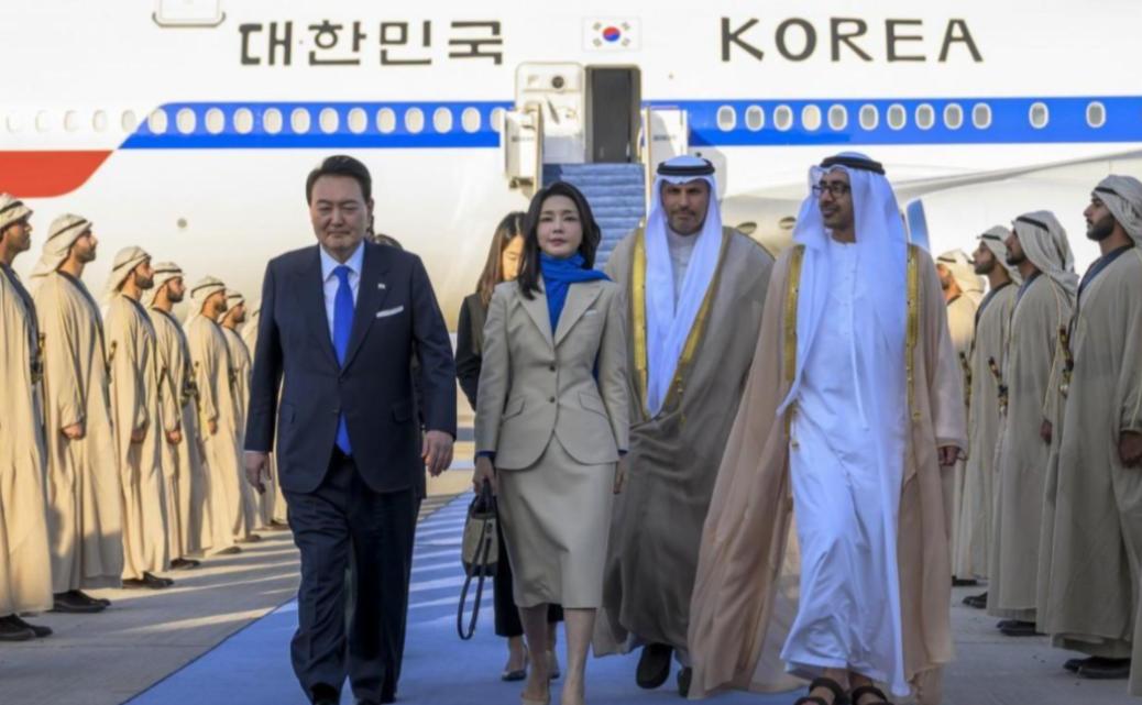 The translator of the First Lady of Korea! Wearing a little black dress ...