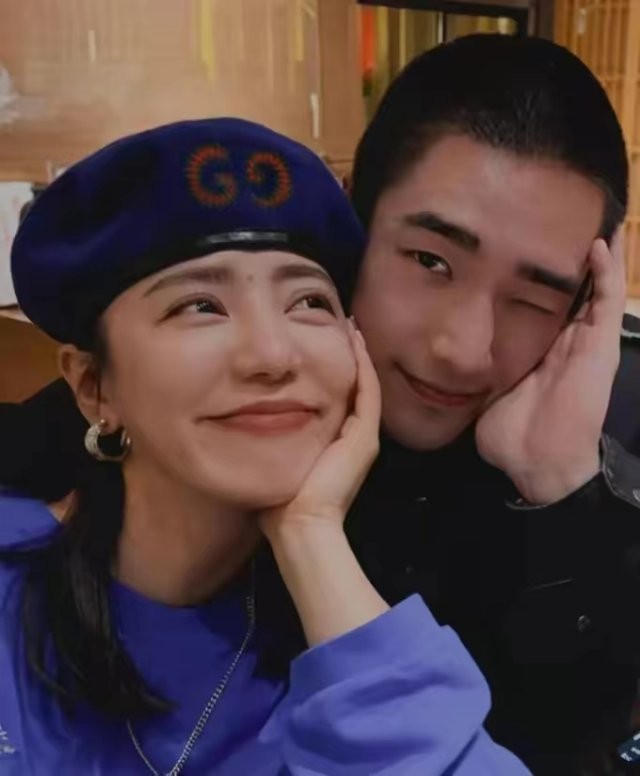 The well-known singer Ding Dang fell in love with a 15-year-old actor, and the powerful singer ...