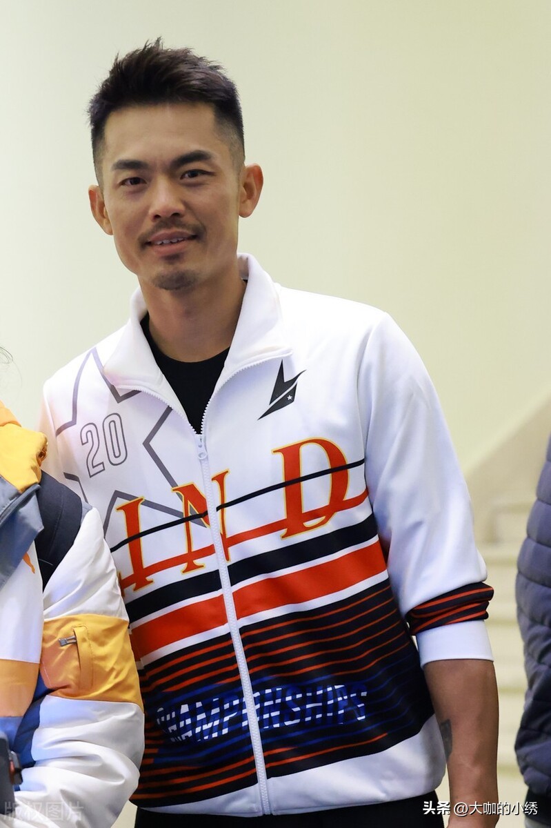 Lin Dan showed up to participate in the event, smiling for the camera ...