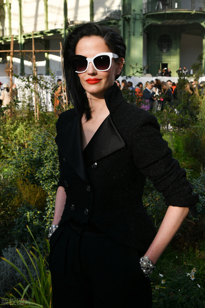 Eva Green: Showing the gothic queen temperament in every gesture, her ...