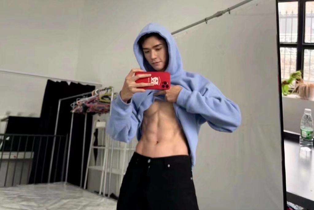 Gong Jun shows off his abdominal muscles again after a year, his "scale ...