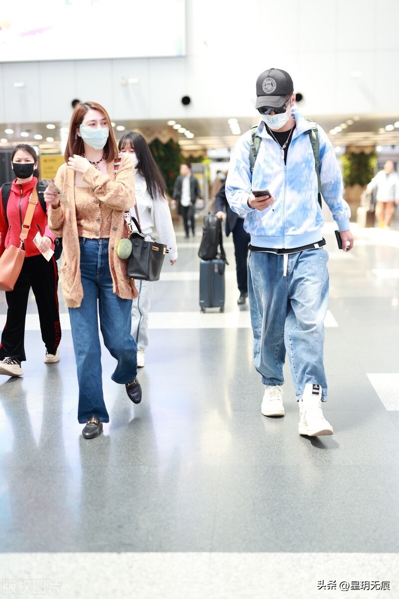 Zhang Danfeng and Hong Xin appeared at the Beijing airport, bowing ...