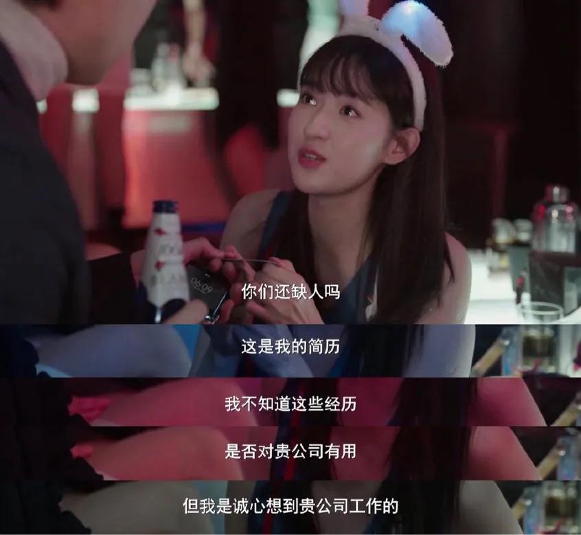 Even if there is a gust of wind: the playful and lovely Wang Yuwen stands on the air vent ...