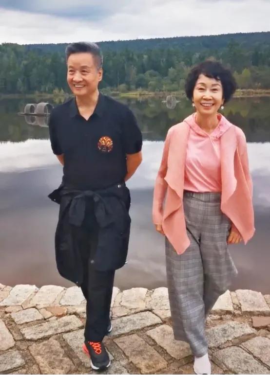 Famous singer Yan Weiwen rarely posts family photos, 64-year-old wife ...