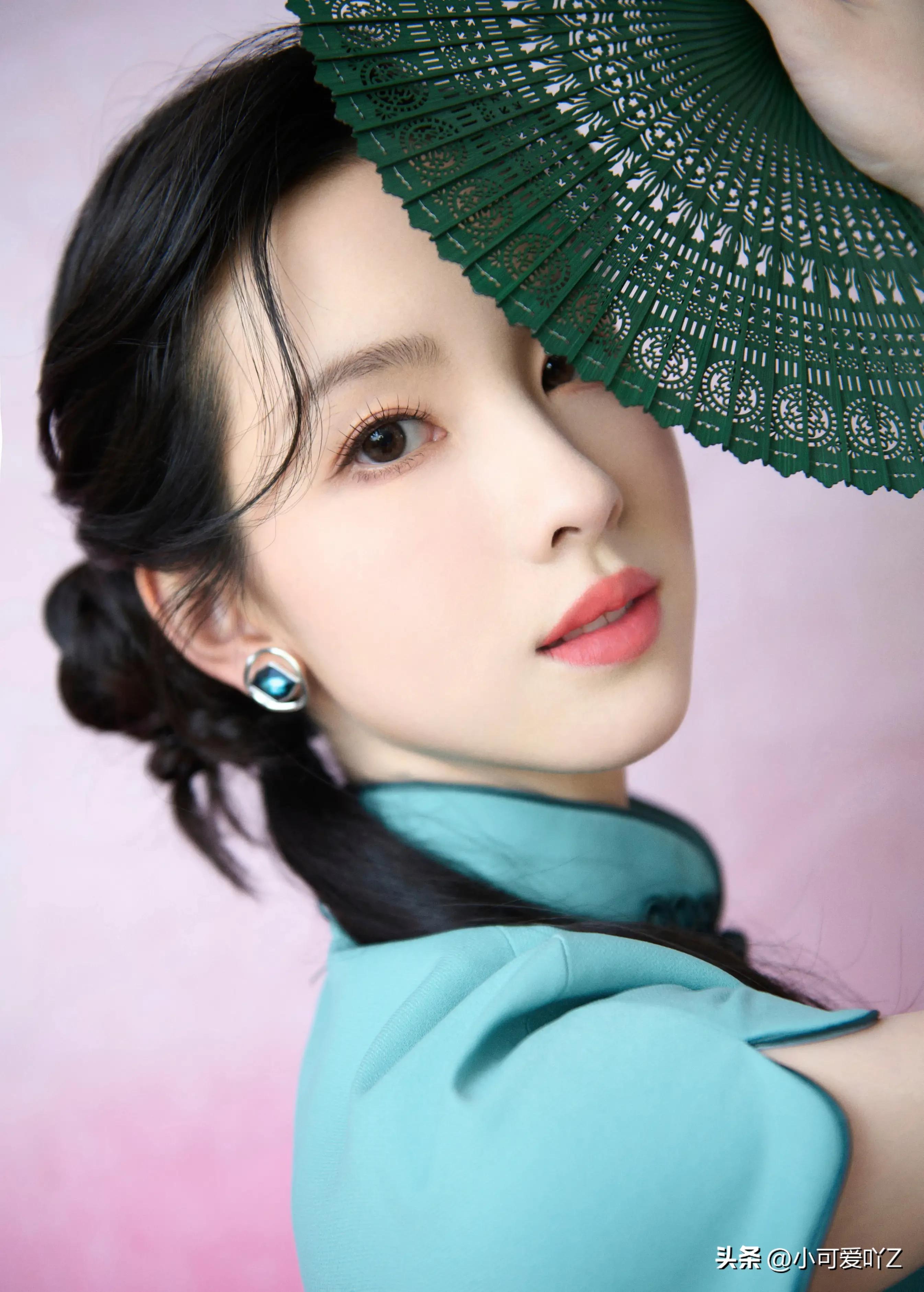 Chen Duling, blue gradient dress, green fan looking forward, fragrant ...