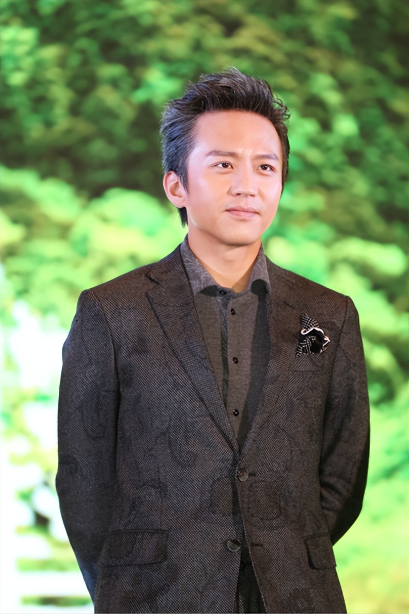 In order to offend Feng Xiaogang by showing affection with Sun Li, Feng ...