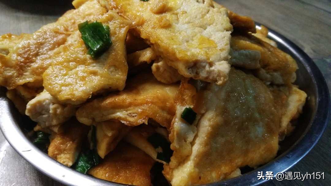 The fried dried tofu made of large tofu has attractive color and tastes ...