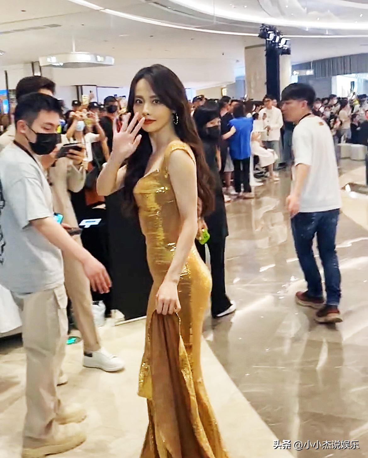 Zhang Jiani attended the event in Wuhan, the dress was too tight and ...