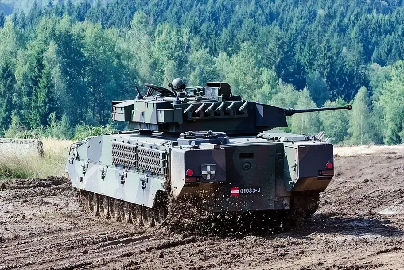 American AIFV infantry fighting vehicle - iNEWS