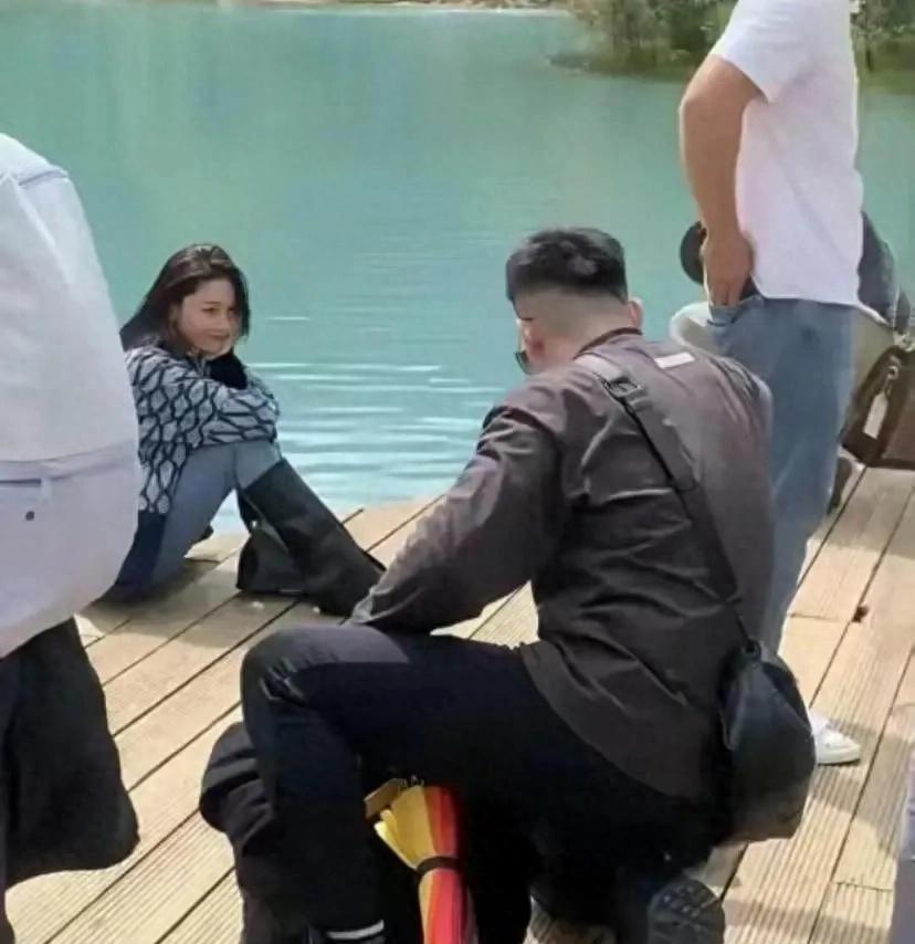 envious! Zhang Xinyu and He Jie traveled to Lijiang and squatted down ...