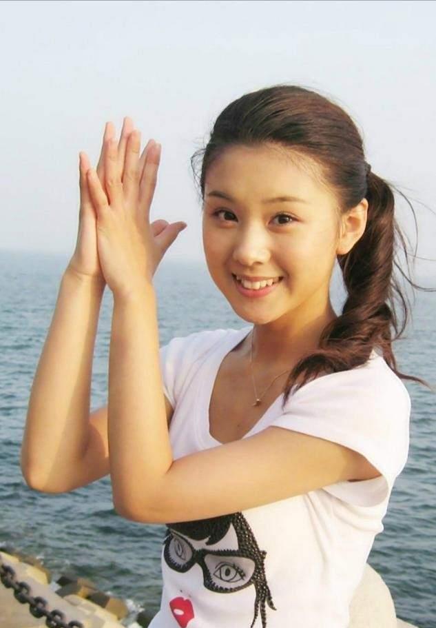 Wang Lei and his wife are surfing. Li Xiaomeng is wearing a 2800 one-piece swimsuit and her ...