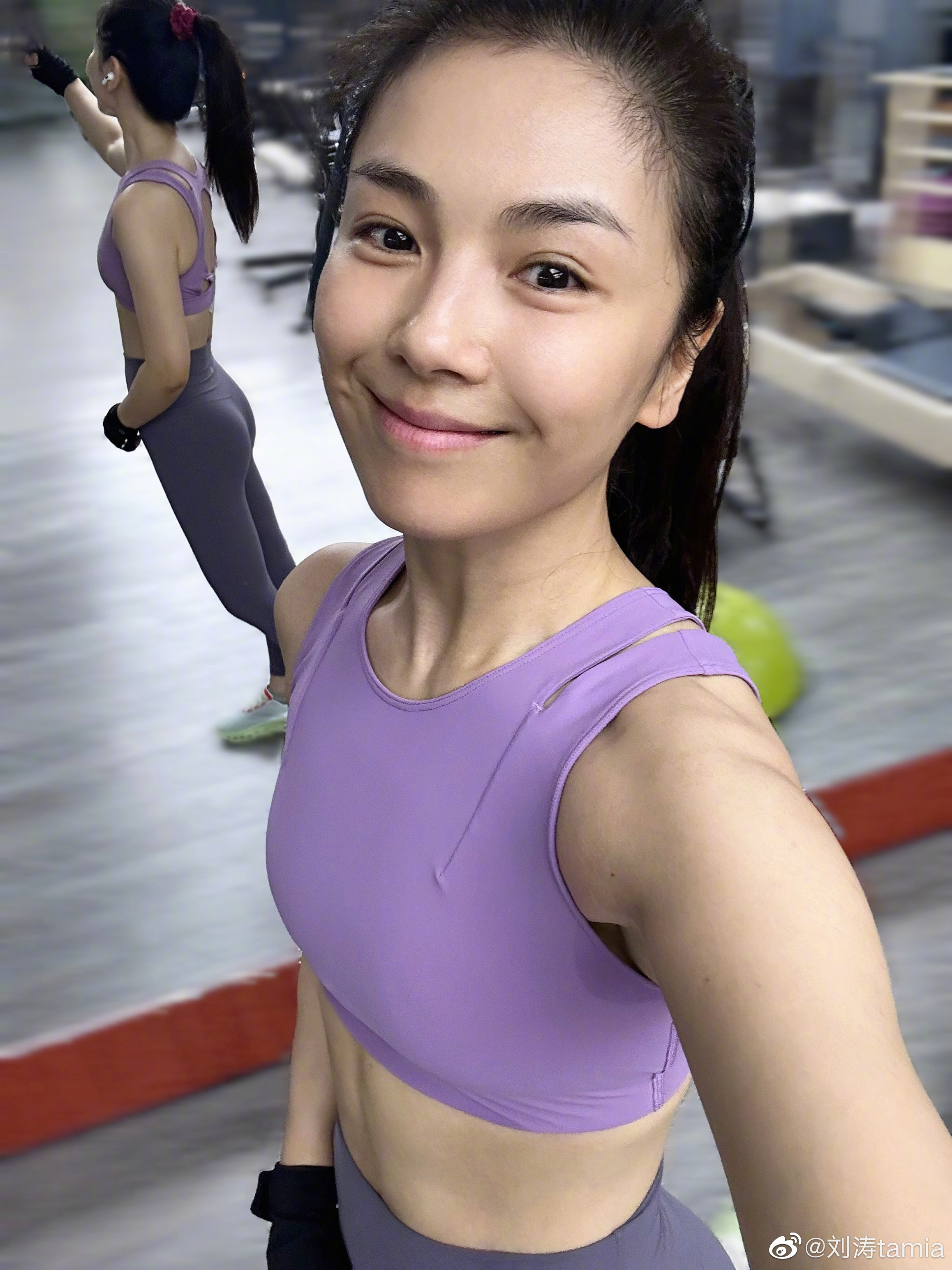 Liu Tao shows off his abdominal muscles and waistline in a hollow ...