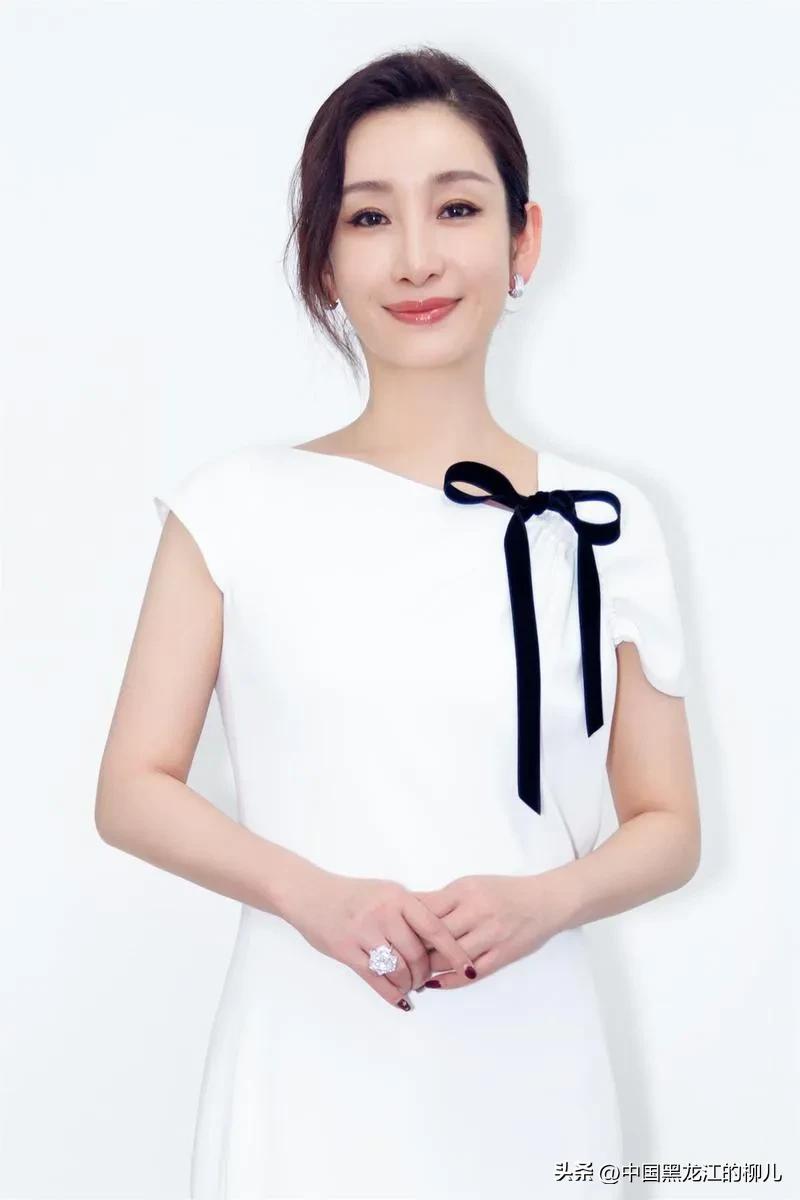 Movie star Qin Hailu - fashion and beauty photo - iNEWS