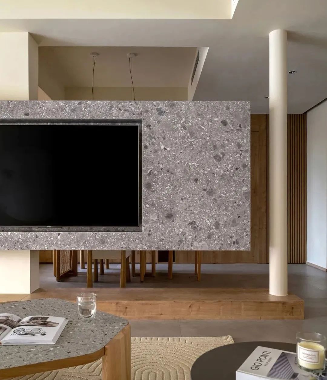 110㎡ of cream logs, personalized hanging TV wall design, heart-warming ...