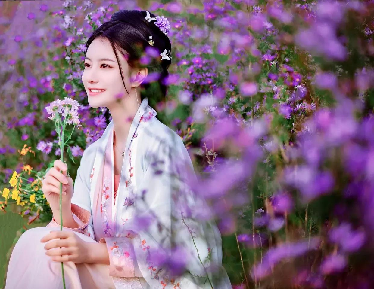 Collection of beautiful photos of singer Bian Li - iNEWS