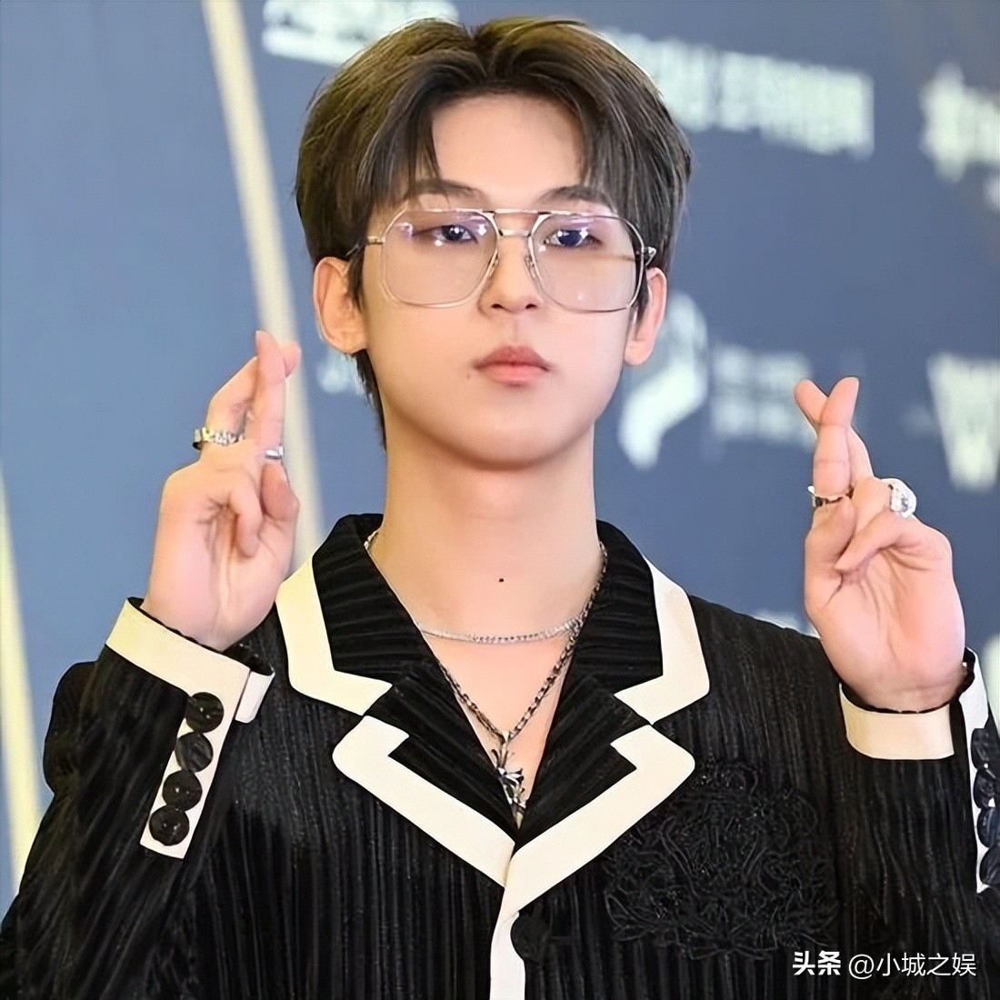 Wonderful! The singer ran backstage to kiss his girlfriend in the ...