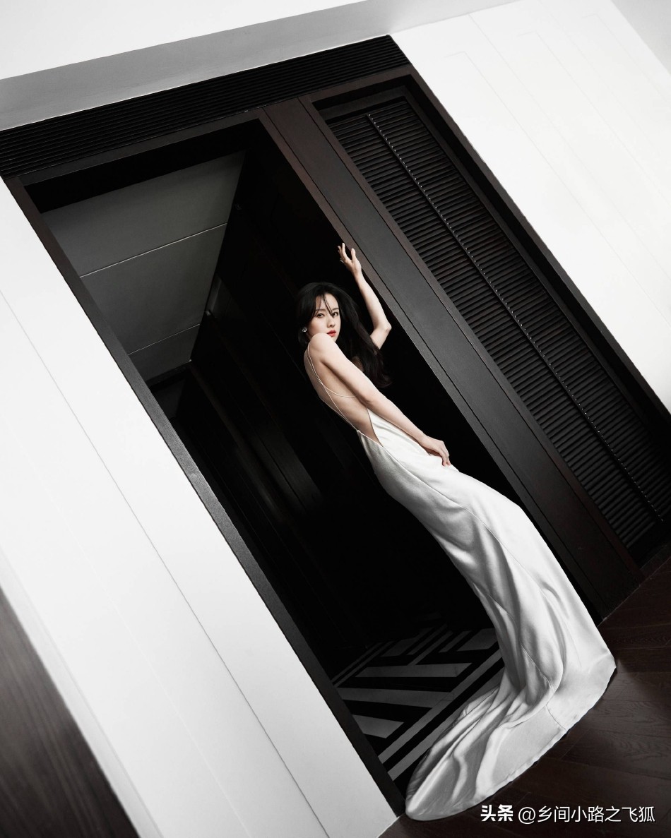 Chen Duling wears a white long dress with generous eyes, pure desire ...