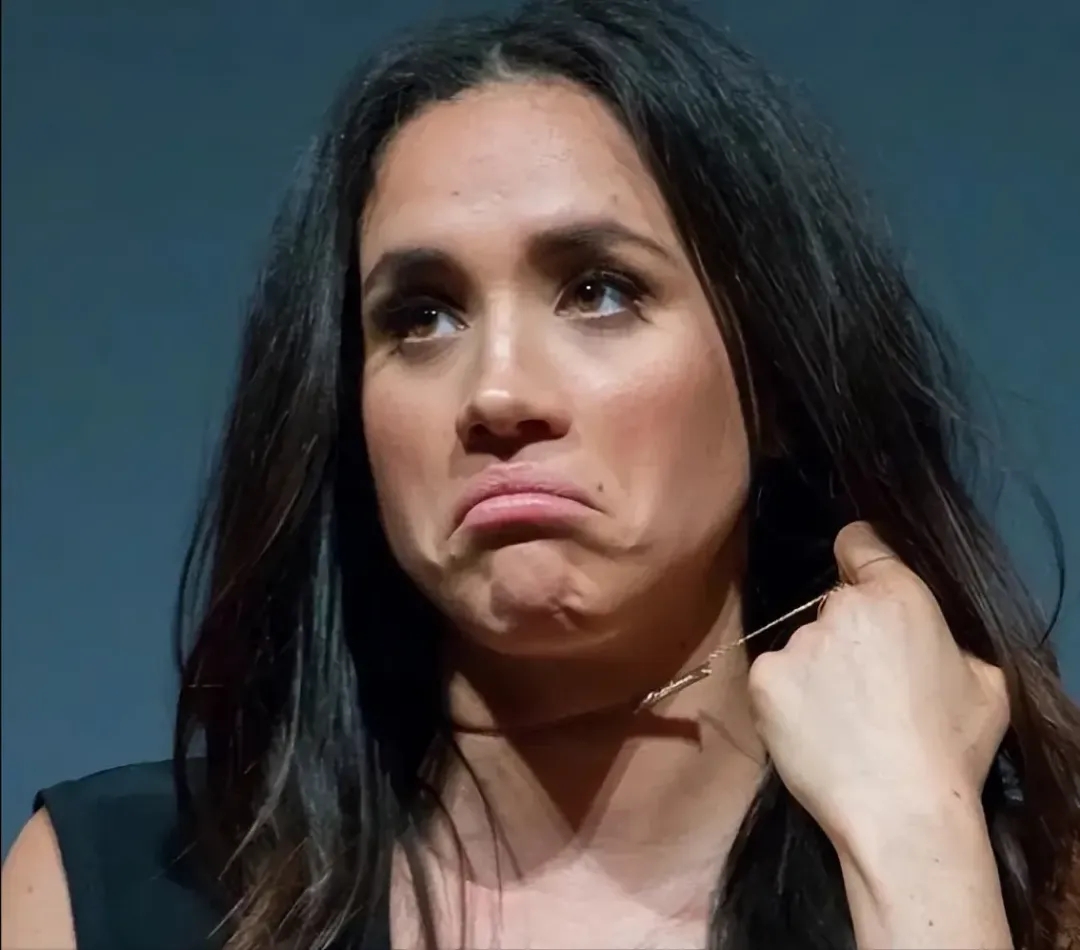 Back to old business! Meghan took off her wedding ring and took a sexy ...