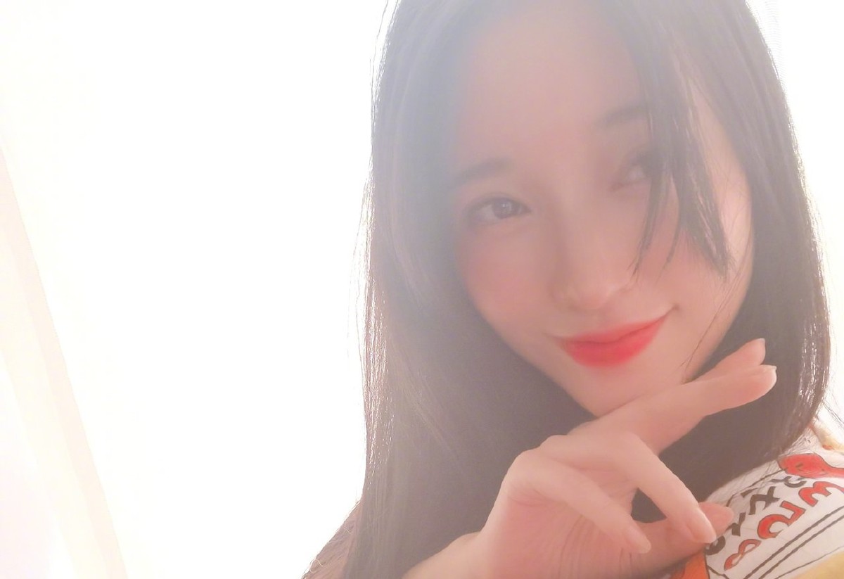 39-year-old Jin Sha posted a heart-to-heart photo with her boyfriend ...
