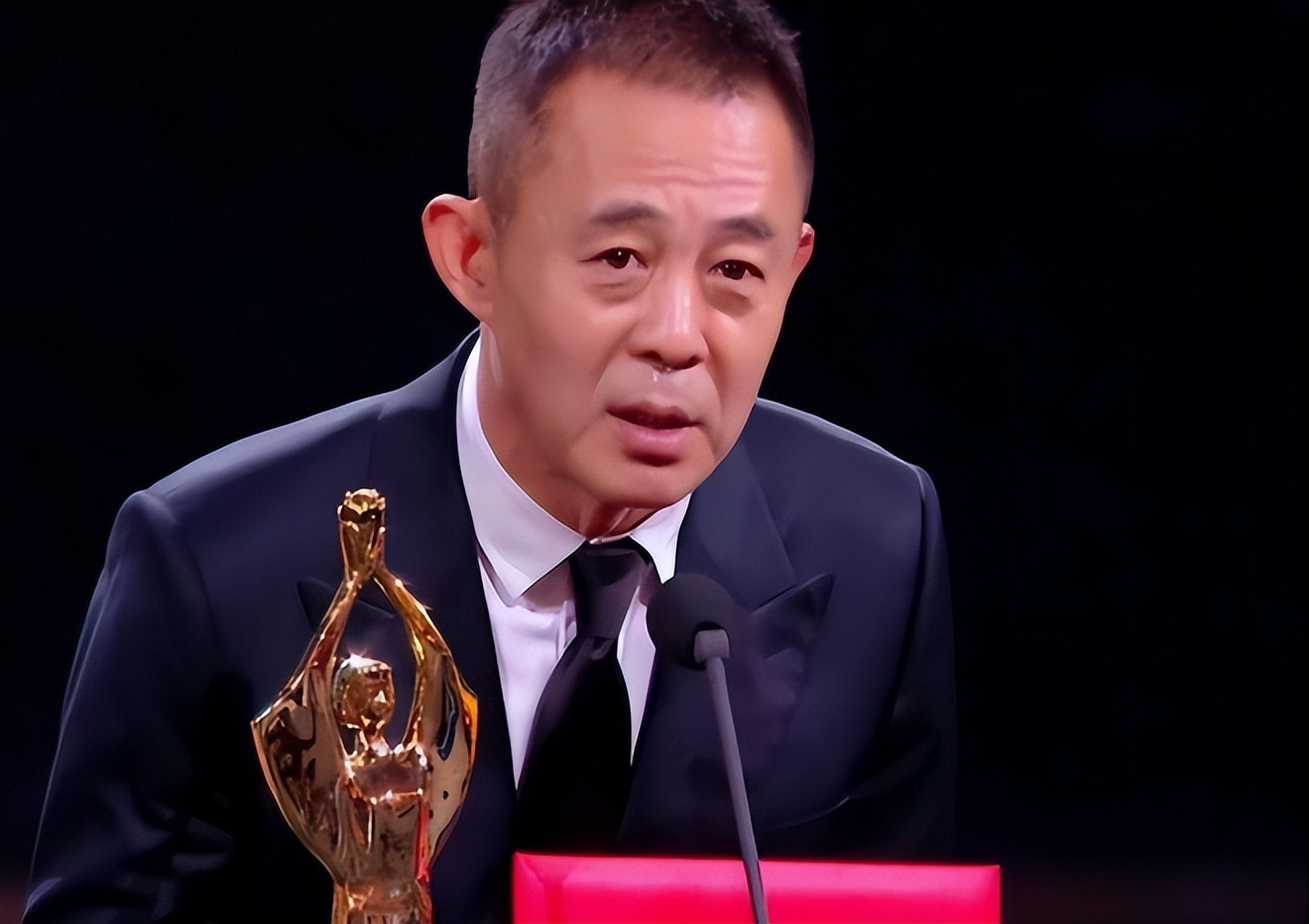 Hou Yong's three marriages were all young and beautiful. Netizens: His ...