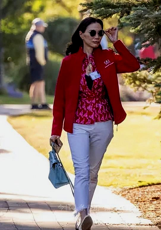 54-year-old Wendi Deng shines at the Rich Summer Camp! Buffett is here ...