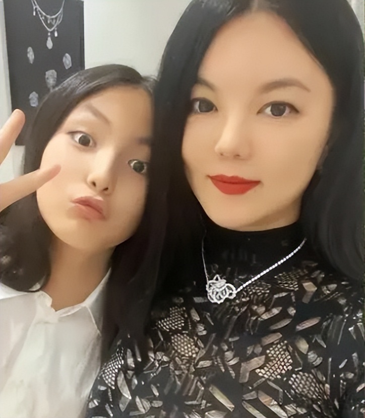 Wang Shiling's best friend flaunts her clothes in front of the mirror ...