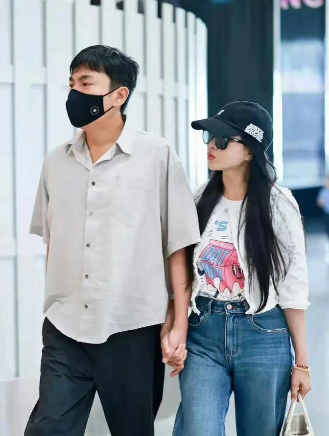 Yi Nengjing and Qin Hao share their loving photos again, the 10-year age difference is gone, and ...