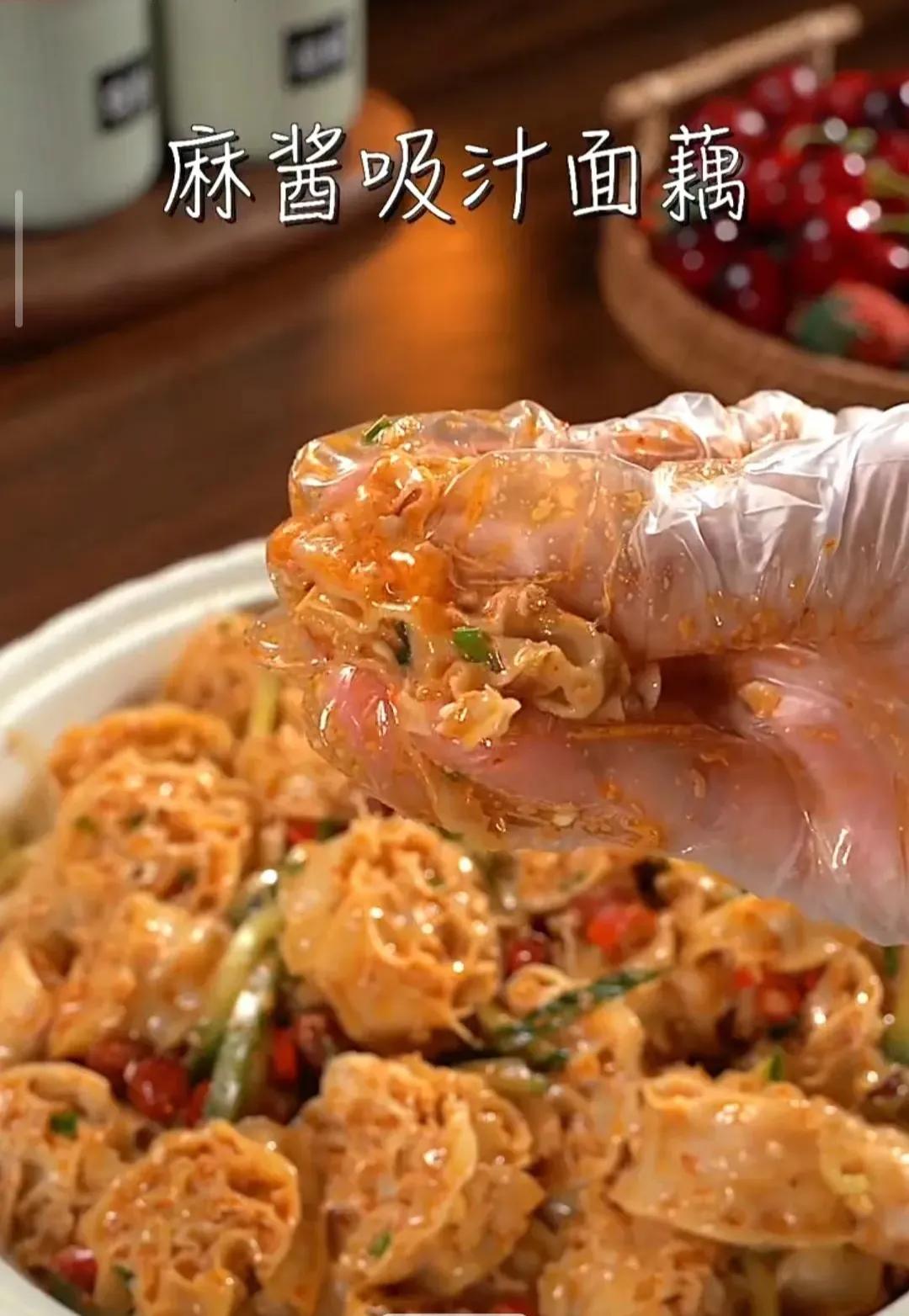 Try this sesame sauce liposuction noodle lotus root, each noodle lotus ...