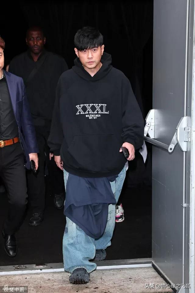 Jay Chou appeared in Paris Fashion Week to watch the jeans front ...