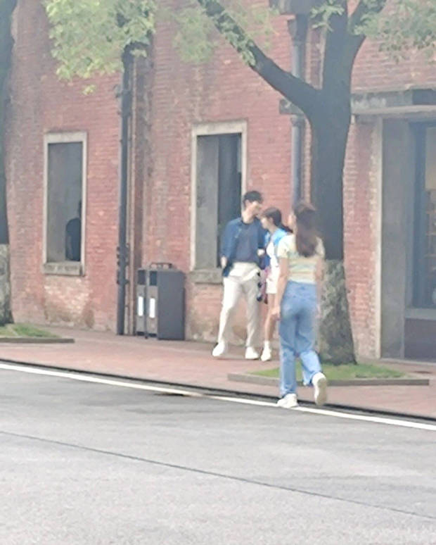 Song Qian and Zhou Yumin were filming and were met by netizens in the ...