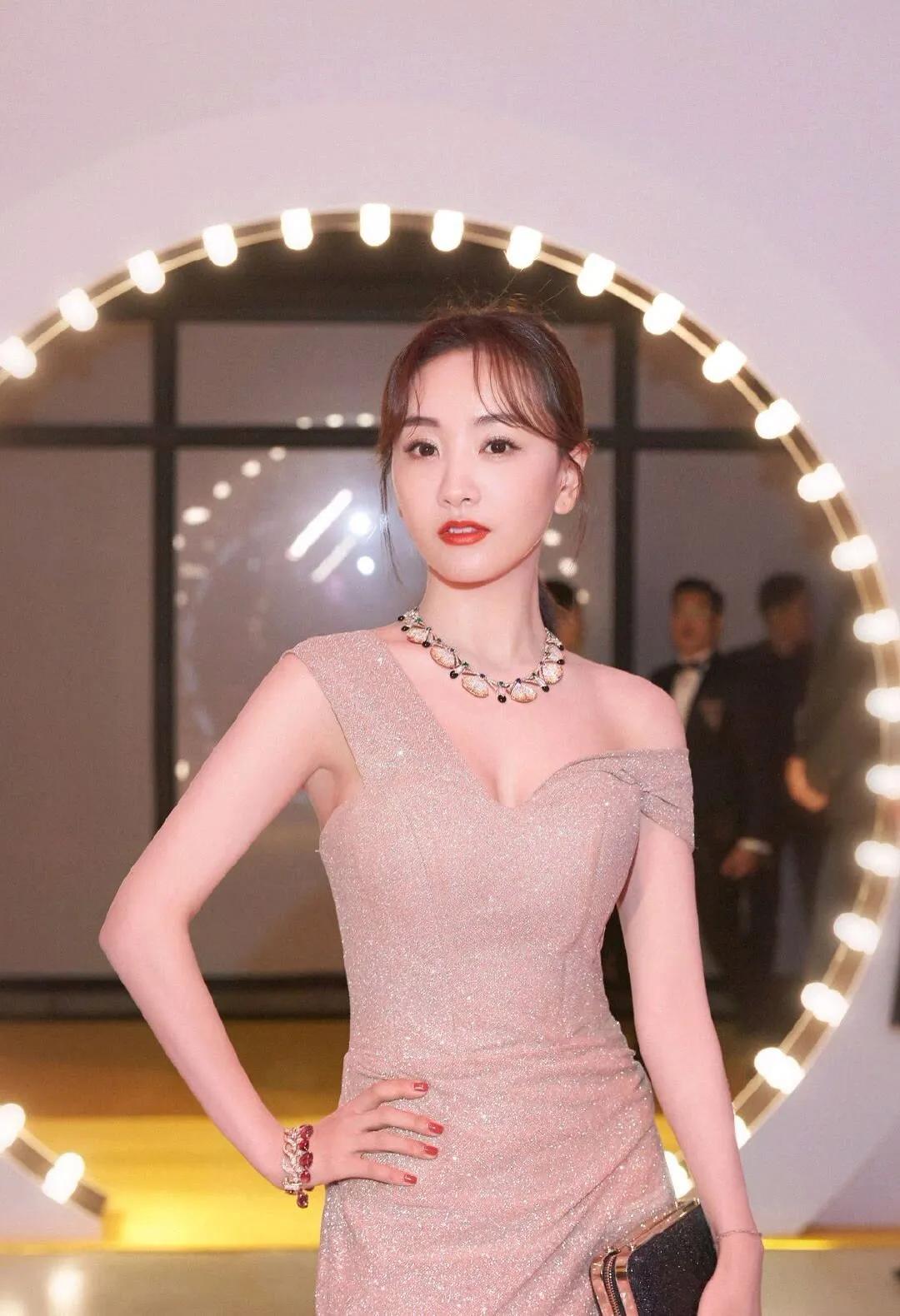 Yang Rong's beautiful photo - iNEWS