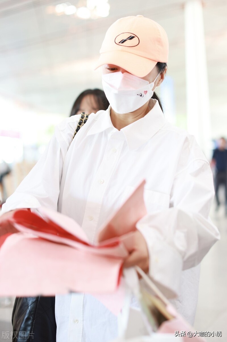 Tan Weiwei appeared at the Beijing airport and met fans all the way to ...