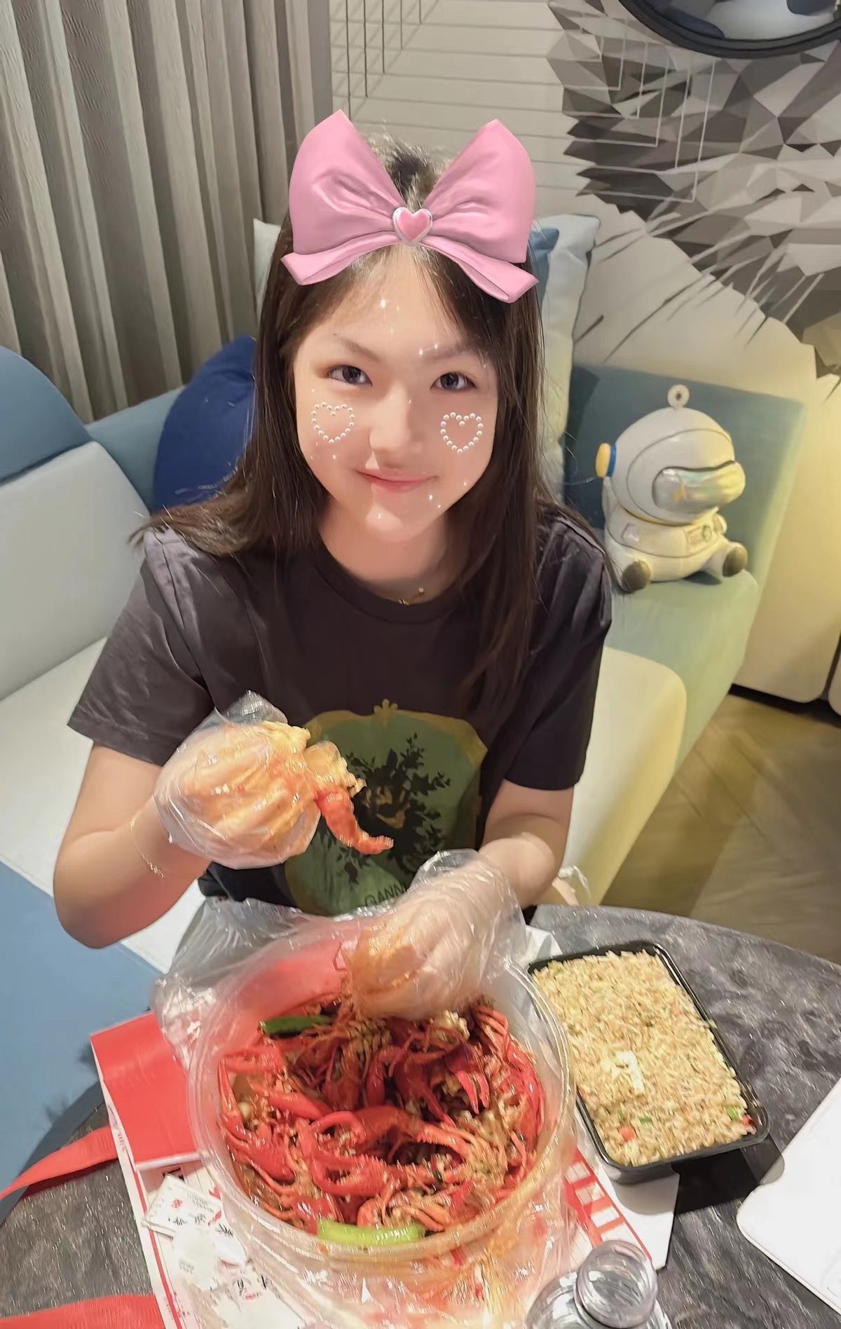 Wang Shiling celebrates Children's Day with her parents, Li Xiang and ...