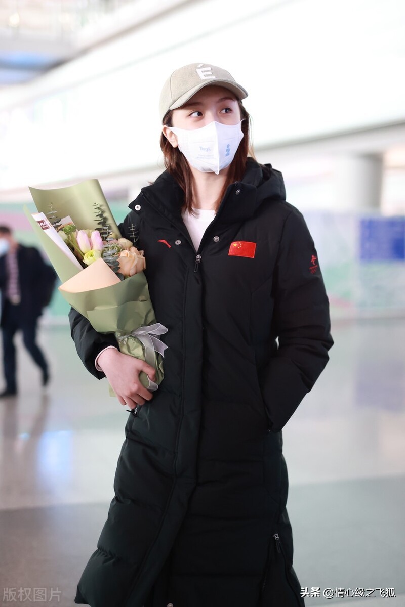 Zhao Xiaotang showed up at Beijing Airport, holding flowers in his ...