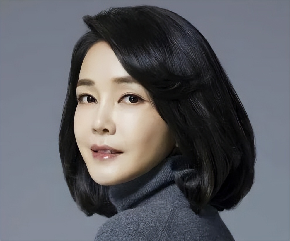 Korean artificial beauty Kim Gun-hee, from barmaid to first lady: her ...