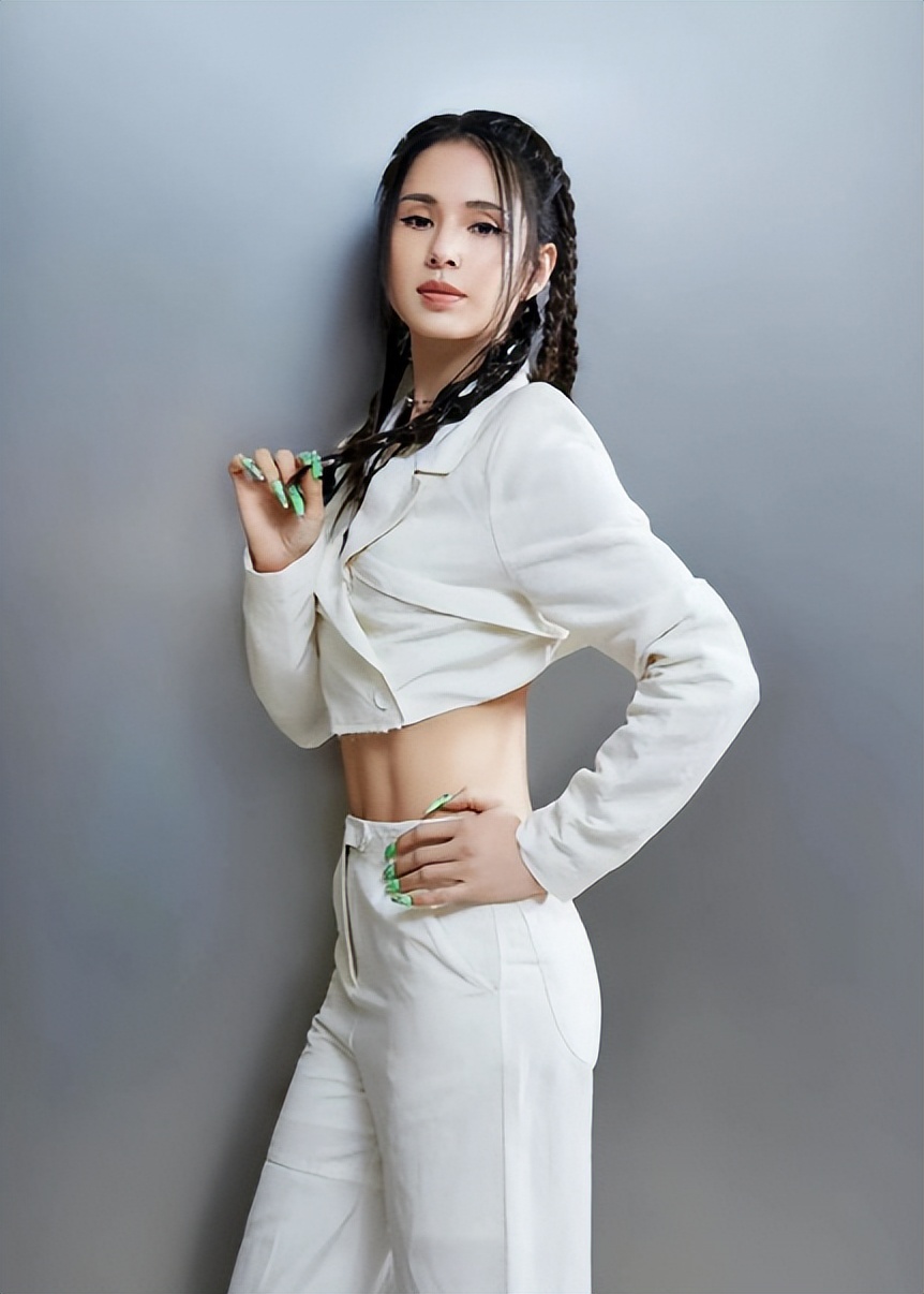 56-year-old Li Ruotong was photographed shopping, wearing a sweater and ...