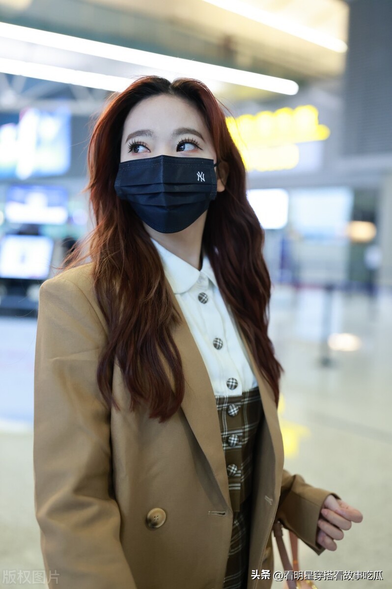 Zhang Zining appeared at the airport wearing a suit jacket and a dress ...