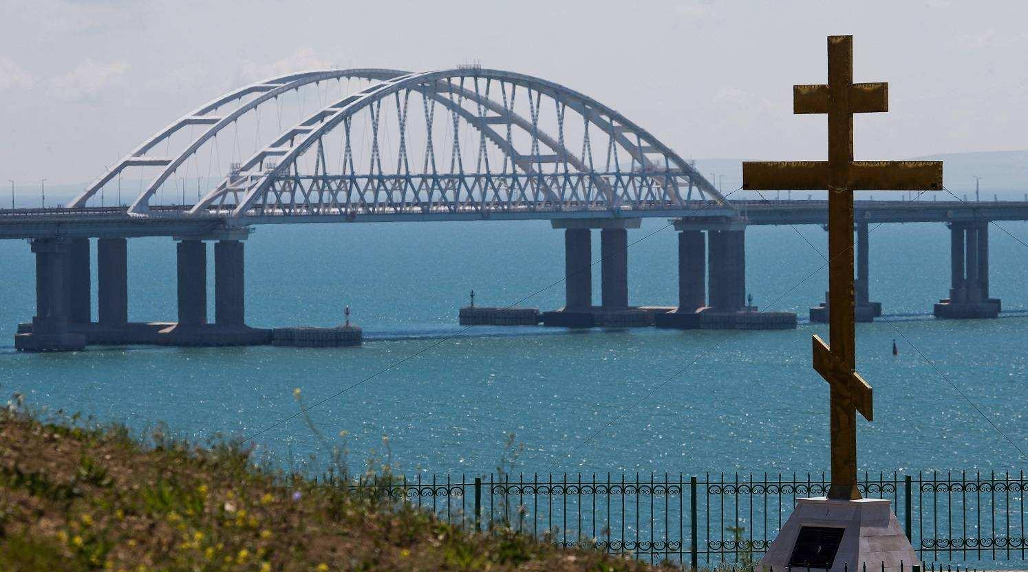 The Crimea Bridge's one-pier, two-lane design just happened to survive ...