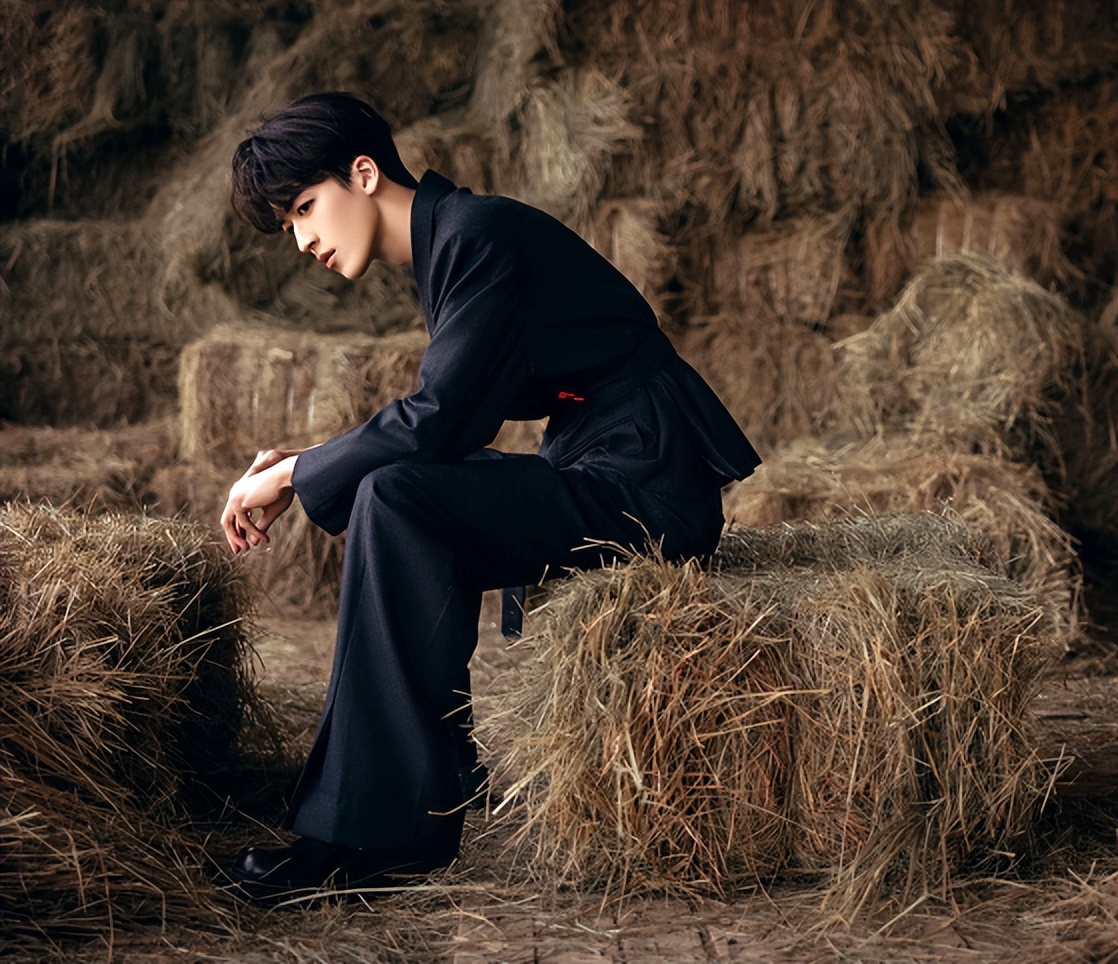 He Luoluo was sweating profusely from the rehearsal, and was practicing ...