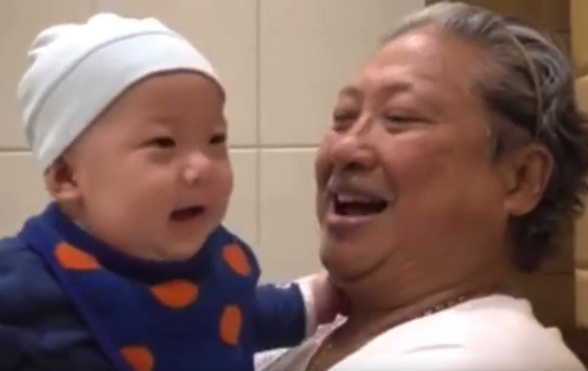 70-year-old Sammo Hung worked hard to tease the baby!Tightly hugging ...