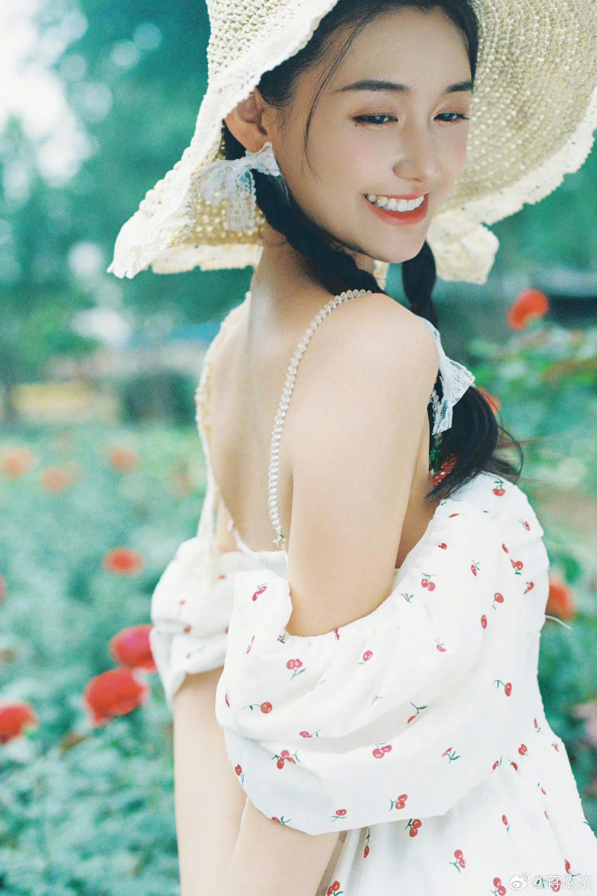 Jiang Yiyi is really the spokesperson of youth, she looks good! Looking ...