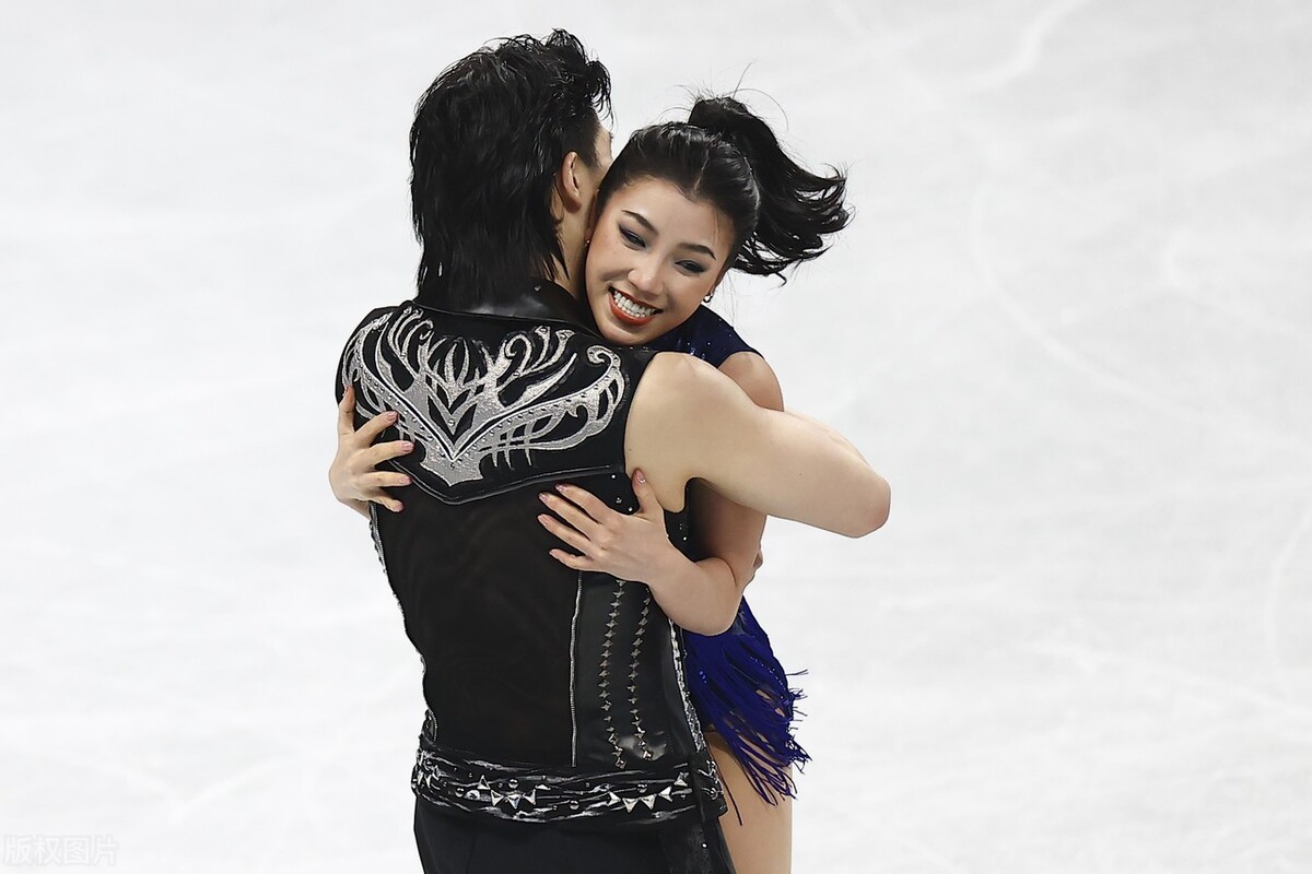 Ice dance group Wang Shiyue and Liu Xinyu officially announced their intimate group photo!Ice ...