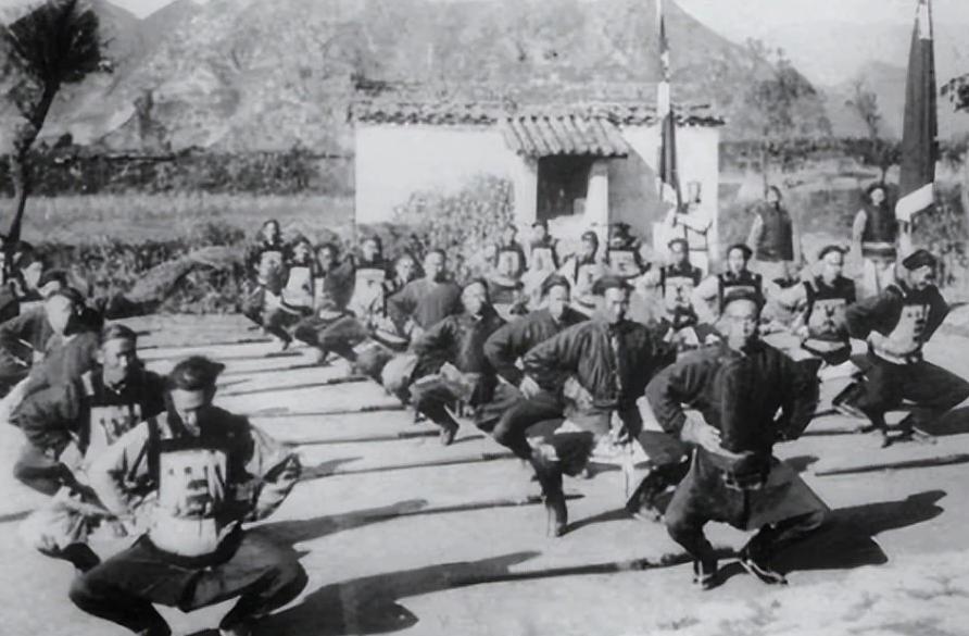 The real image of Ouchi guards in the late Qing Dynasty: holding sharp ...