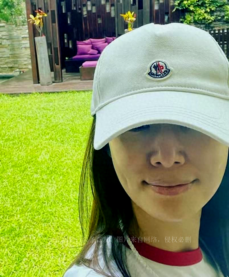 A rare photo of Huo Jianhua and Ruby Lin showing off their figures ...
